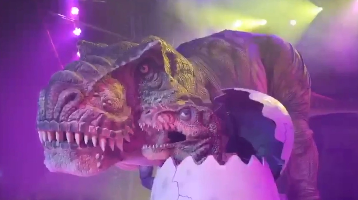 El circo donde los protagonistas son los dinosaurios - Canal 1